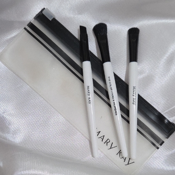Mary Kay | Makeup | Mary Kay Black And White Brush Trio With Pouch ...